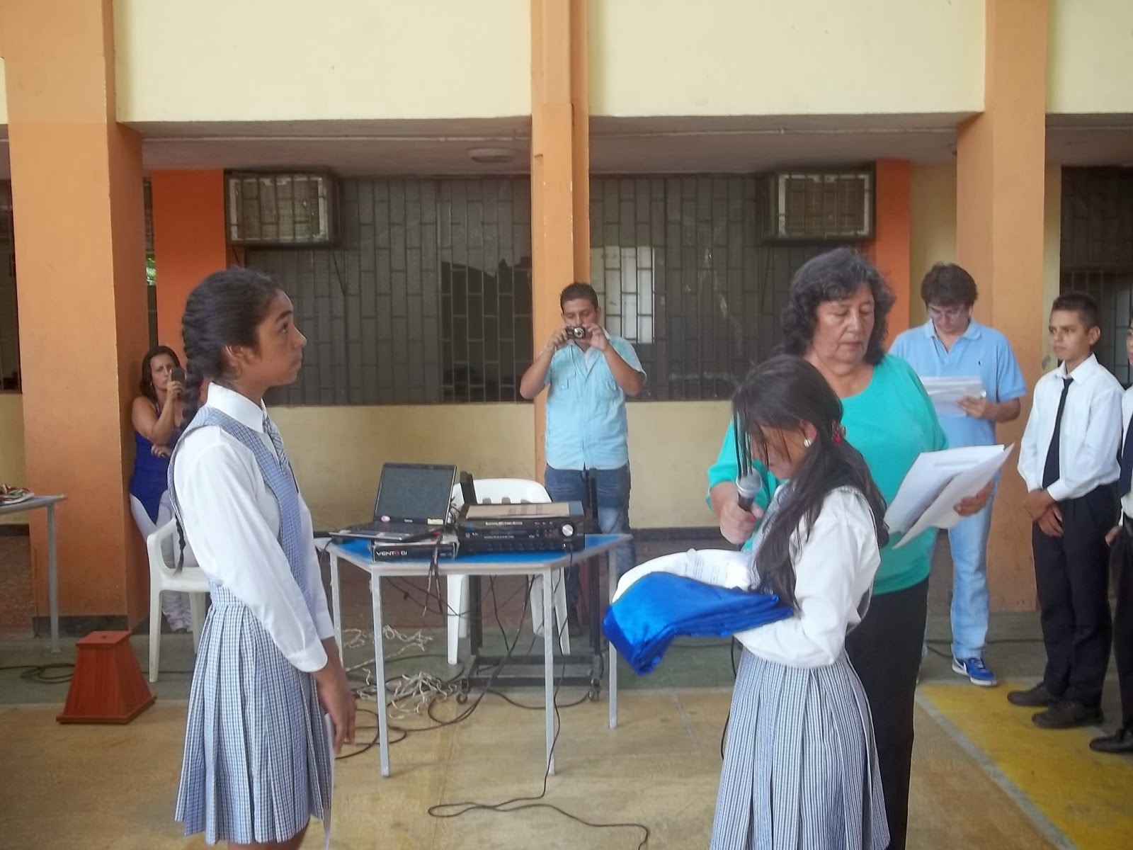 Puerto Bogotá Hoy1: Entrega de simbolos (Grado 11 a los Grados 10)