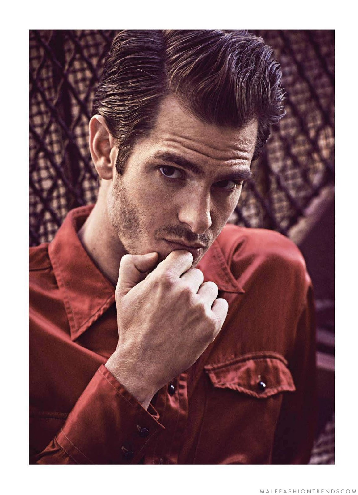 Andrew Garfield domina las alturas en la edición de marzo de OUT Magazine