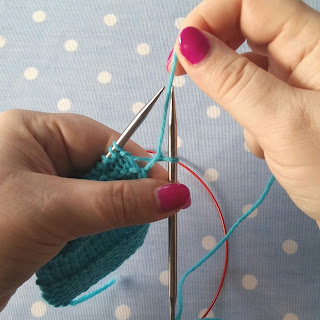 Confessions of a YarnAddict: Mini Tip Monday - Slipping Stitches