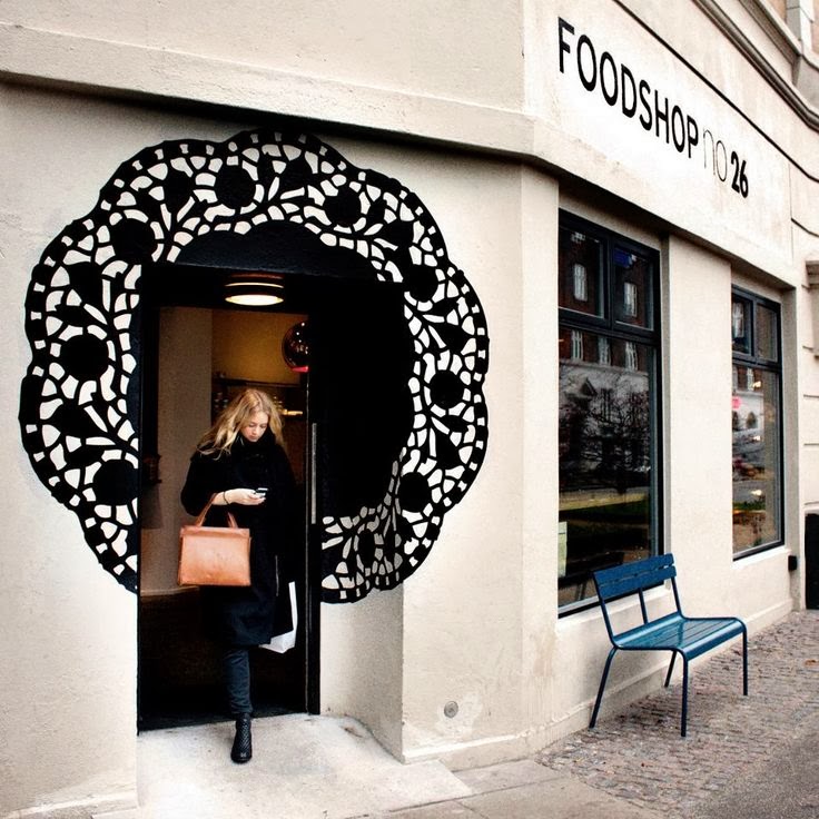 inspire dedesign...: A nice idea to highlight the entrance of a store!