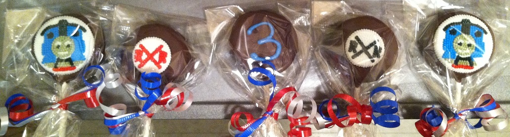 Julie Bakes: Thomas the tank engine chocolate covered Oreo pops