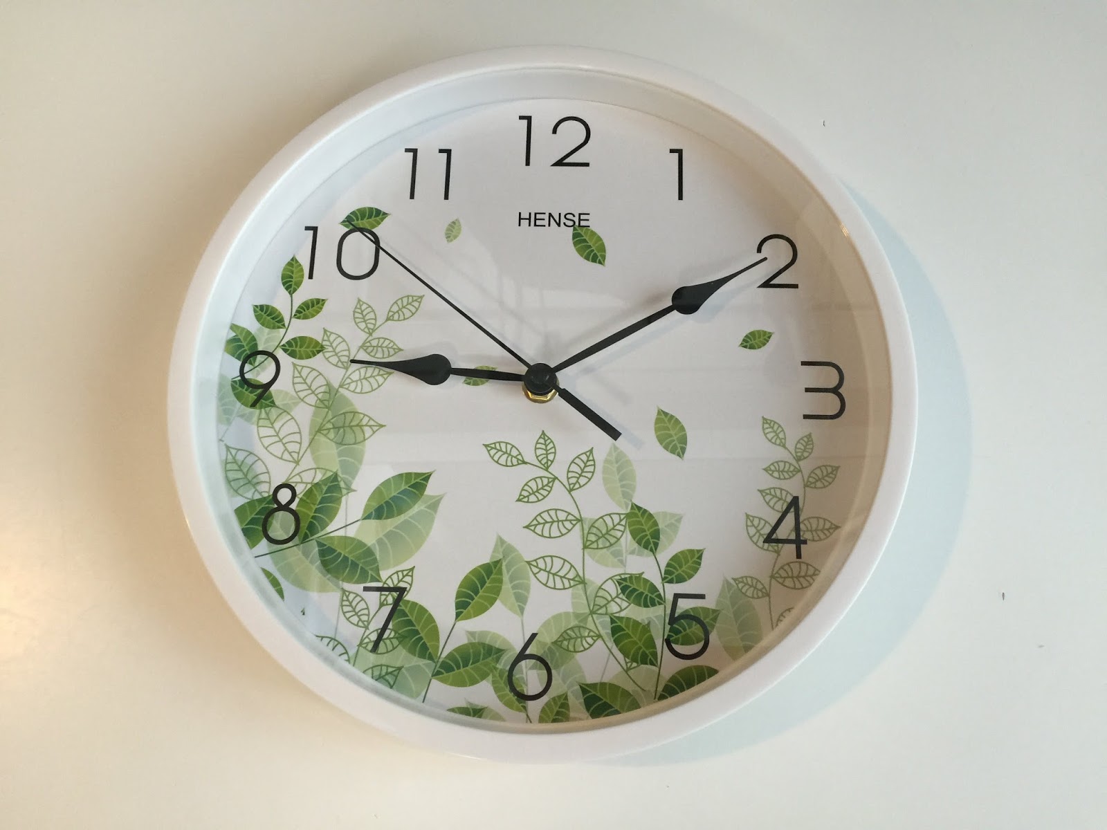 Hense Clocks(ハンセ)壁掛け時計 おしゃれ シンプル 薄型 アナログ時計 消音 連続秒針 HW87-03 緑色葉白い