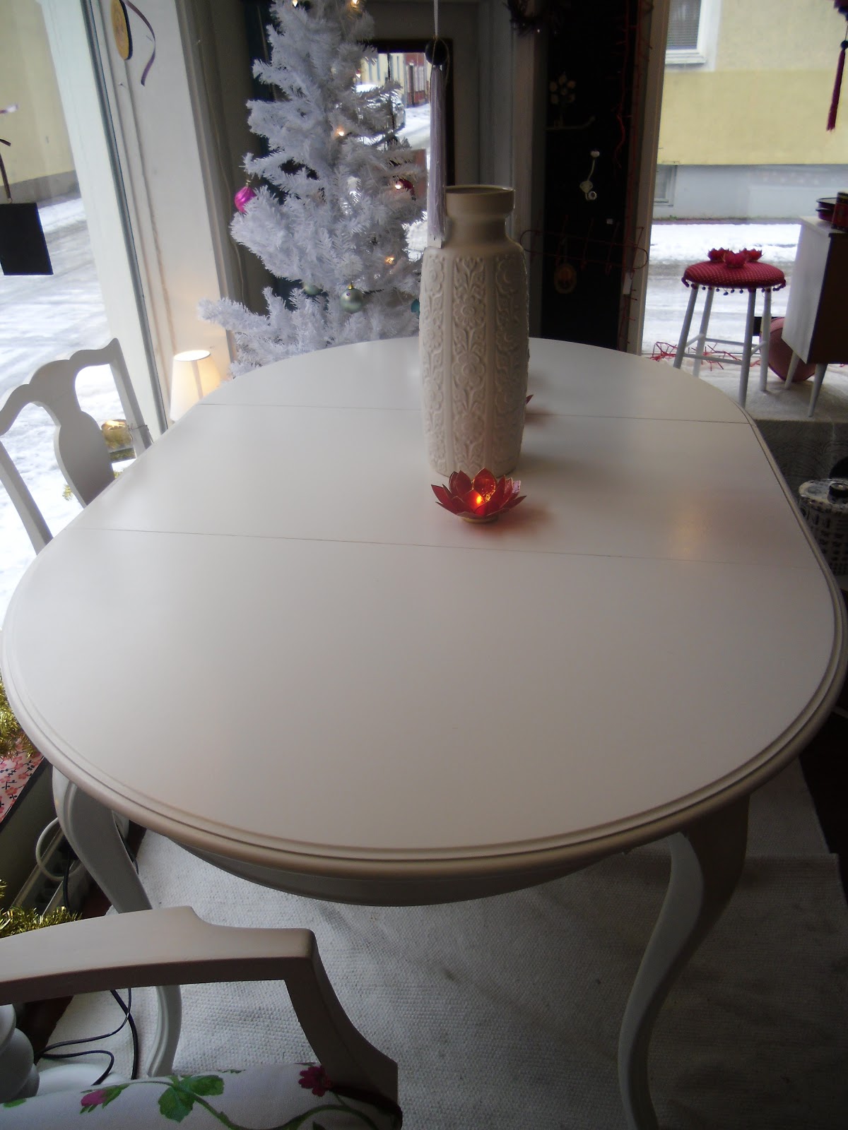 Butiken Blue Corner: Vitt matbord med rokkokoben