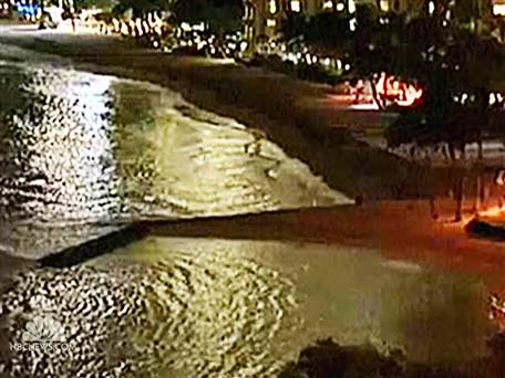 Small tsunami waves hit Hawaii after Canada earthquake