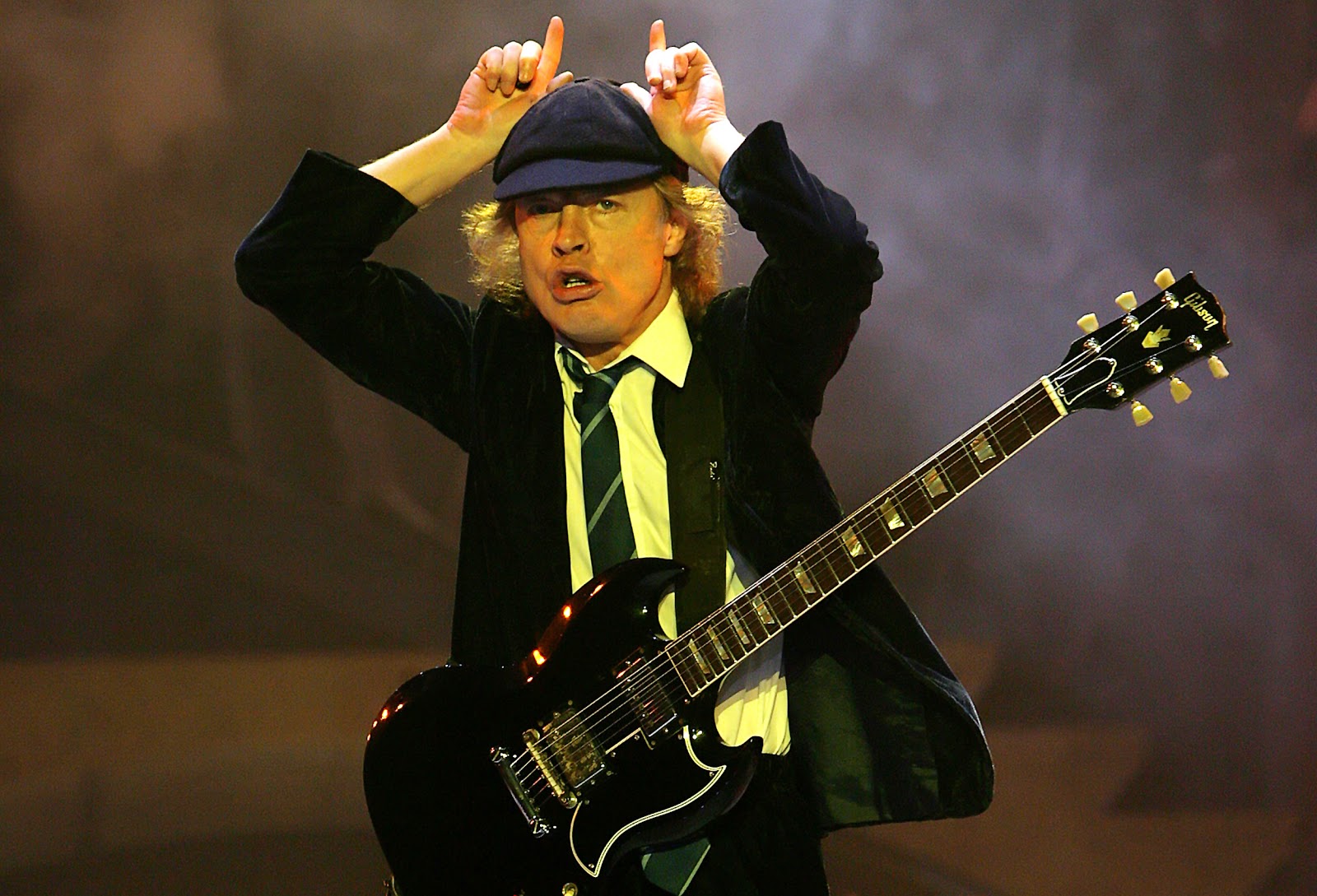 FRIKIGUITAR: Angus Young
