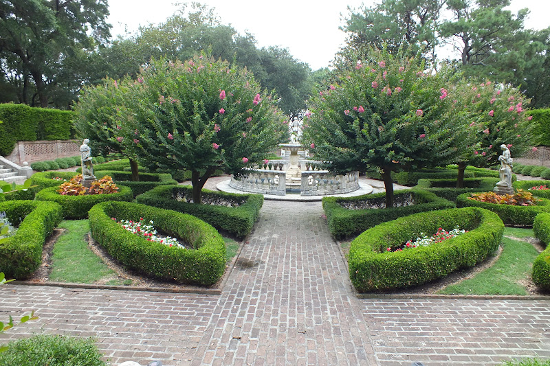 Gene's Garden: The Elizabethan Gardens