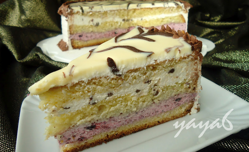 Tort cu frisca ,ciocolata si fructe de padure