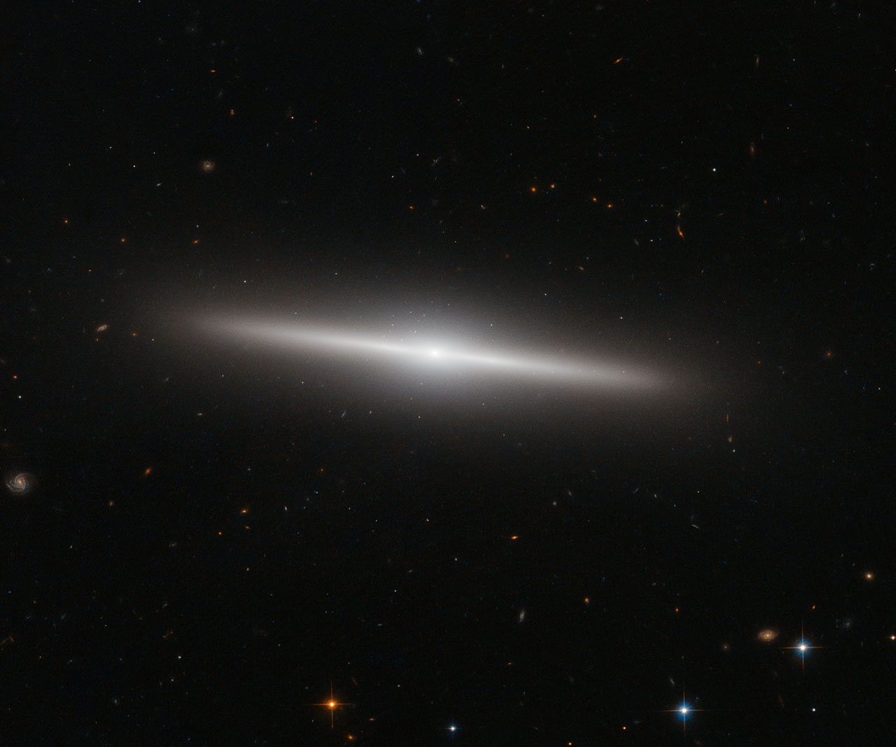 El lado bello de una galaxia lenticular tipo S0.
