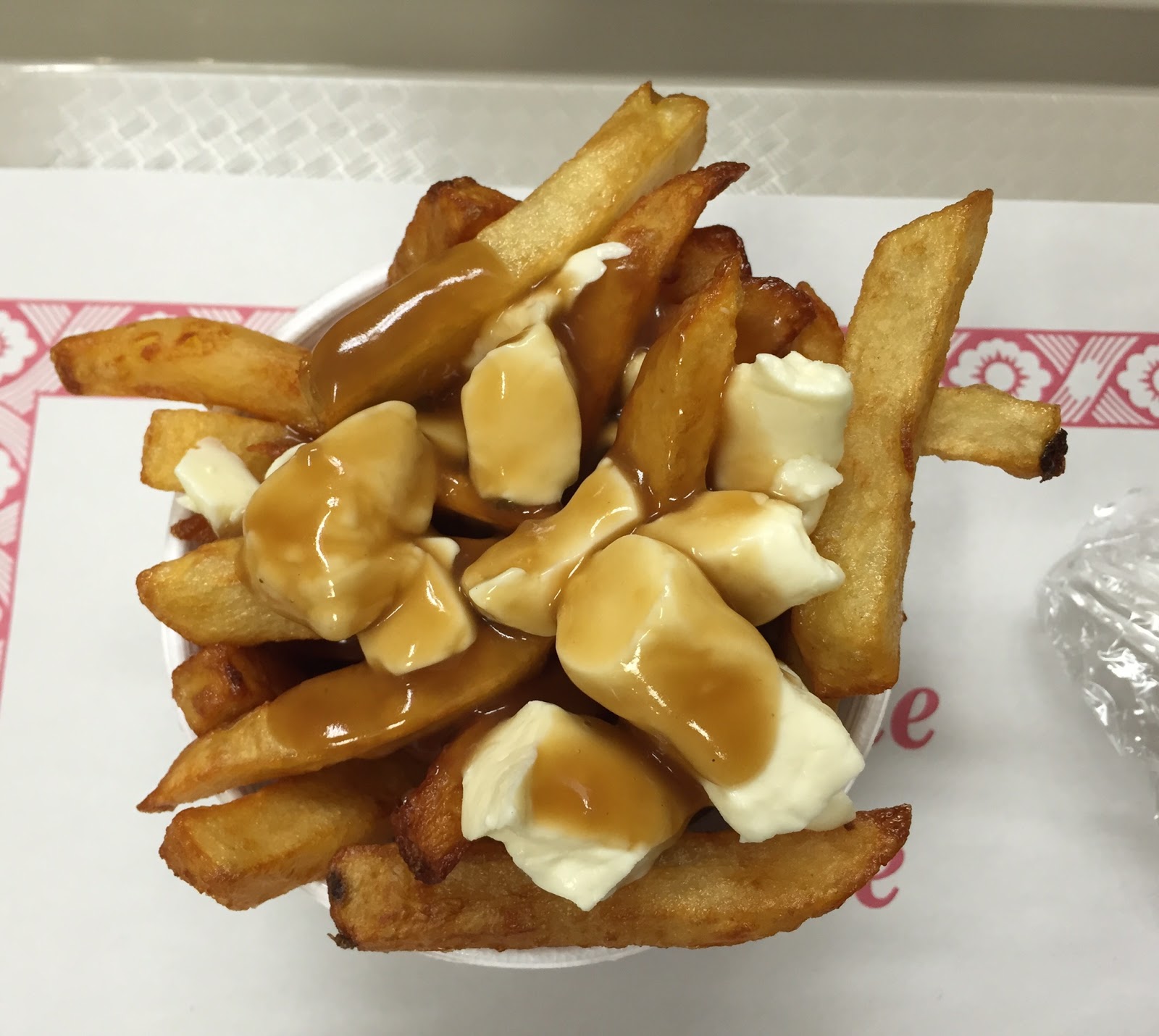 Poutine From Dépanneur Poutine Hériot / Dépanneur Poutine Hériotのプーティン ...