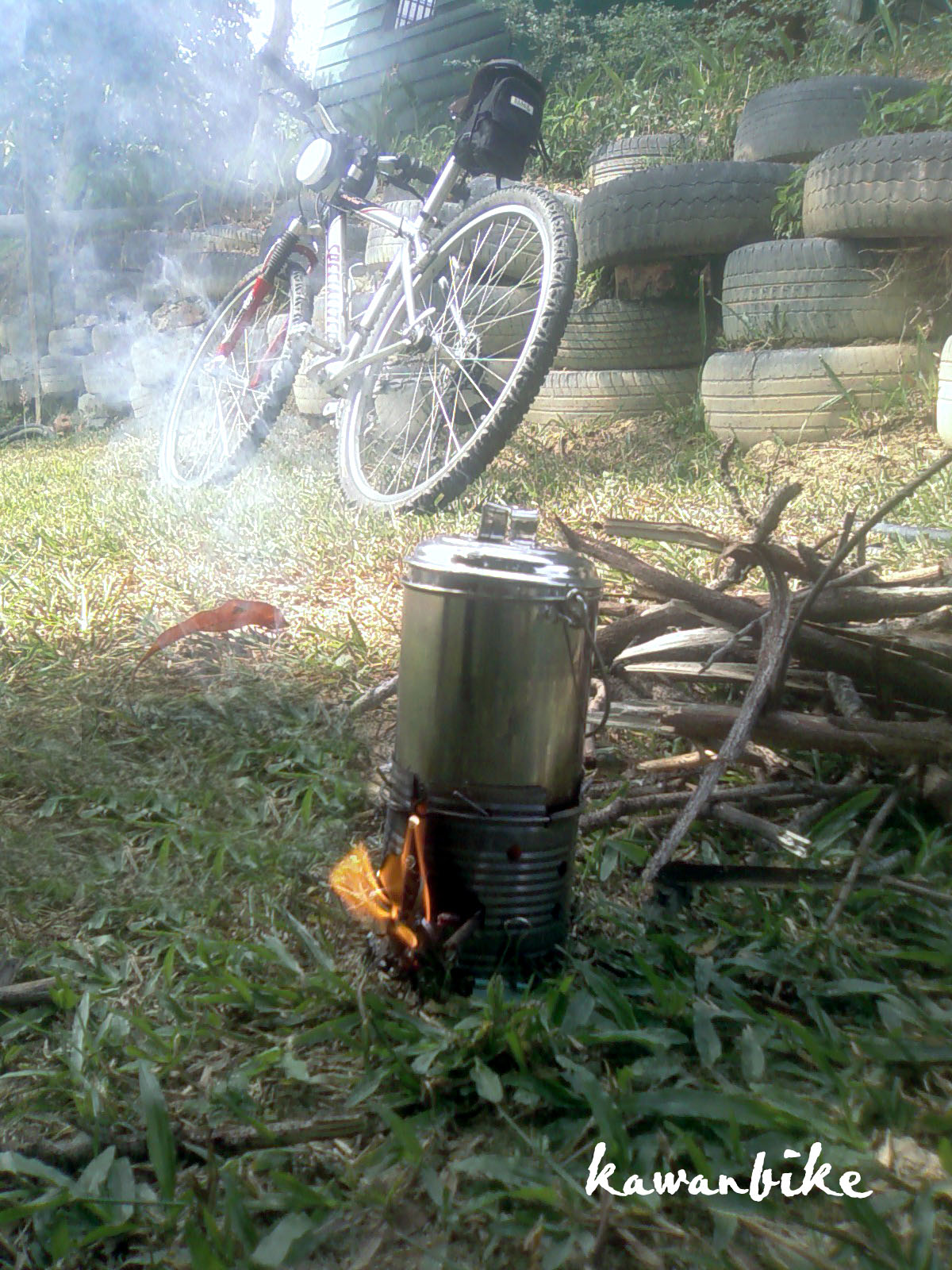 kawanbike: Ultralight DIY Stove - Mini Cook Kit & Hobo Stove in action