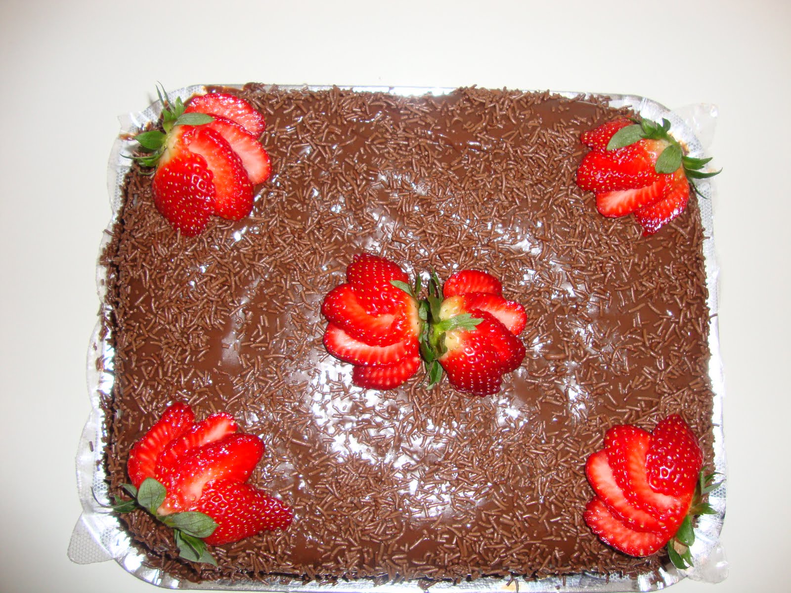 Momentos de Alegria: Bolo de brigadeiro com morangos... hummmm