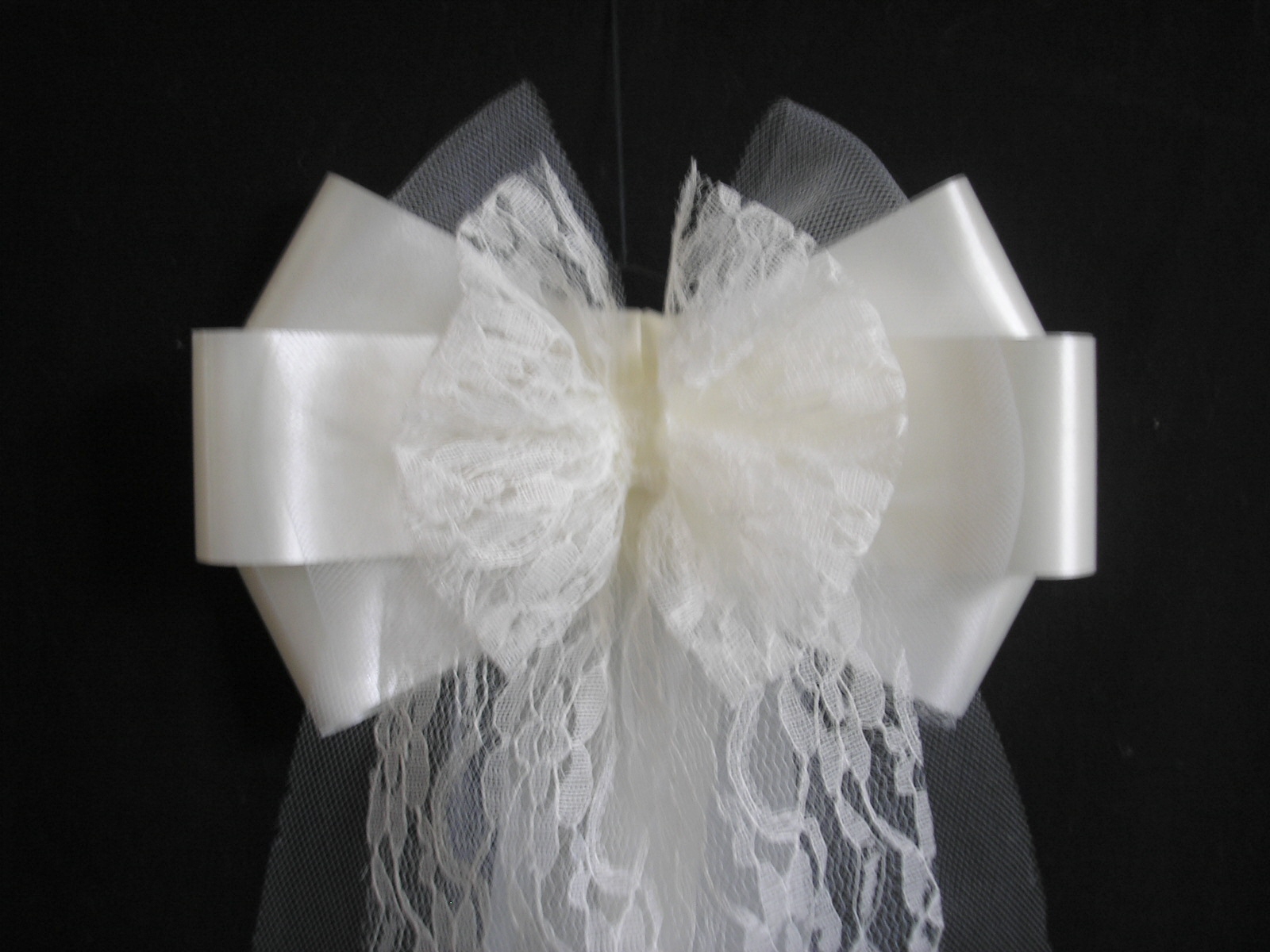 Plushy Weddings Bespoke Pew End Bows and Wedding Accerssories: Pew End Bows