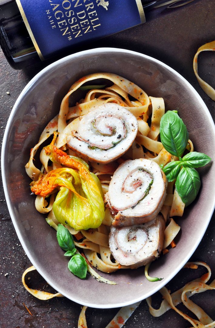 Gerolltes Hühnerbrustfilet mit Pasta - Involtini di pollo ~ Moderne ...
