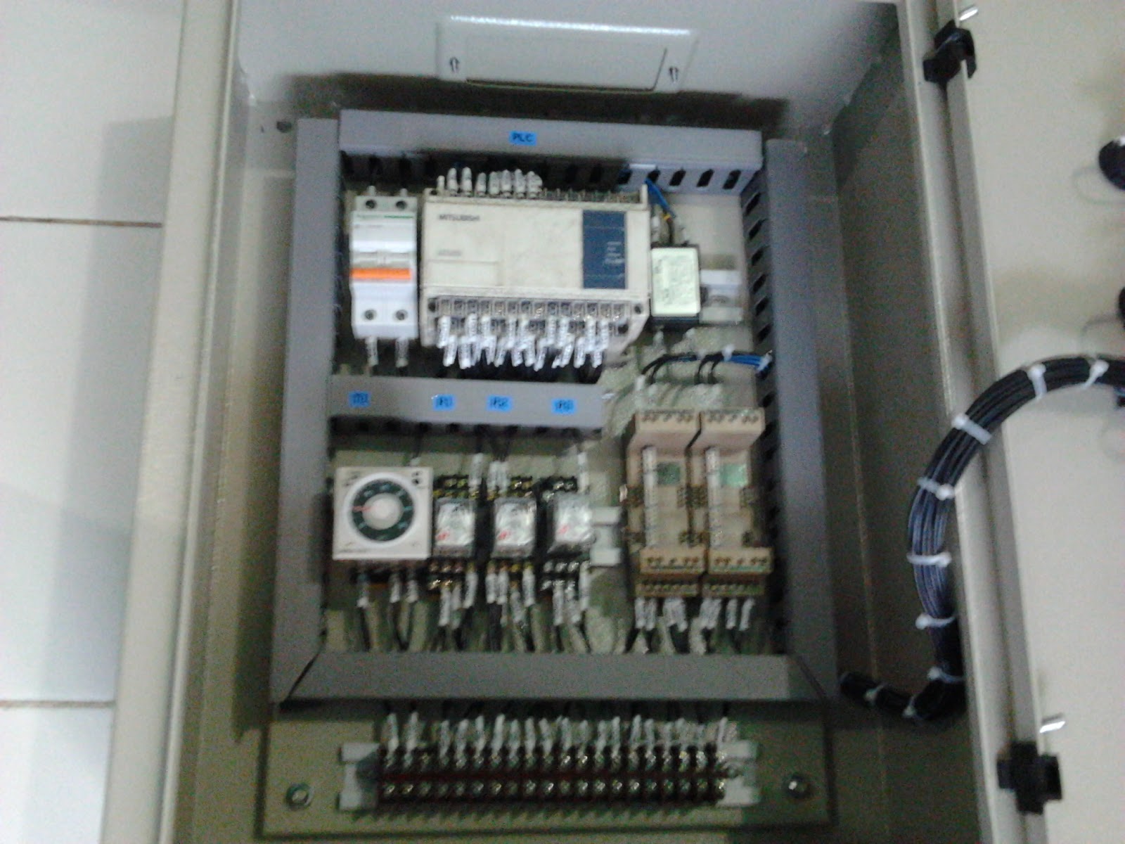 Etnik Sugitama: Panel kontrol propulsor - menggunakan PLC Mitsubishi