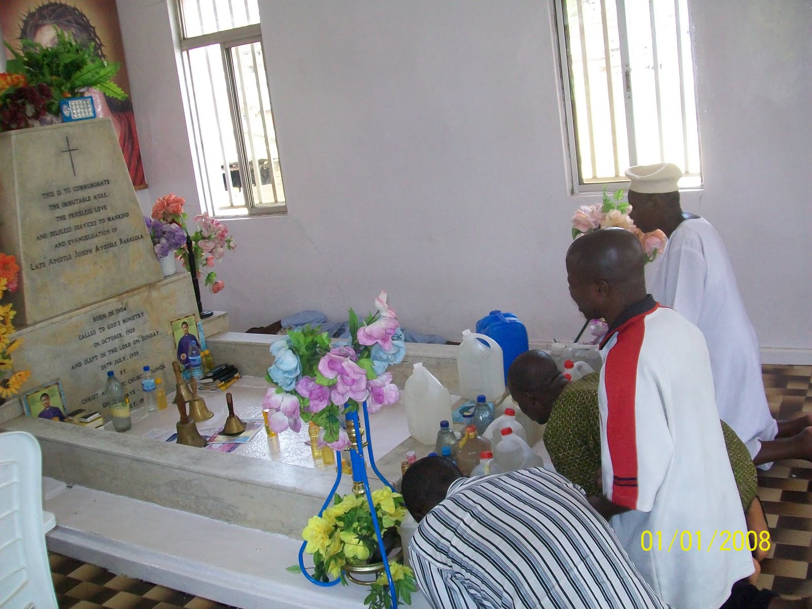 Taiwo's World: A visit to Babalola's mausoleum