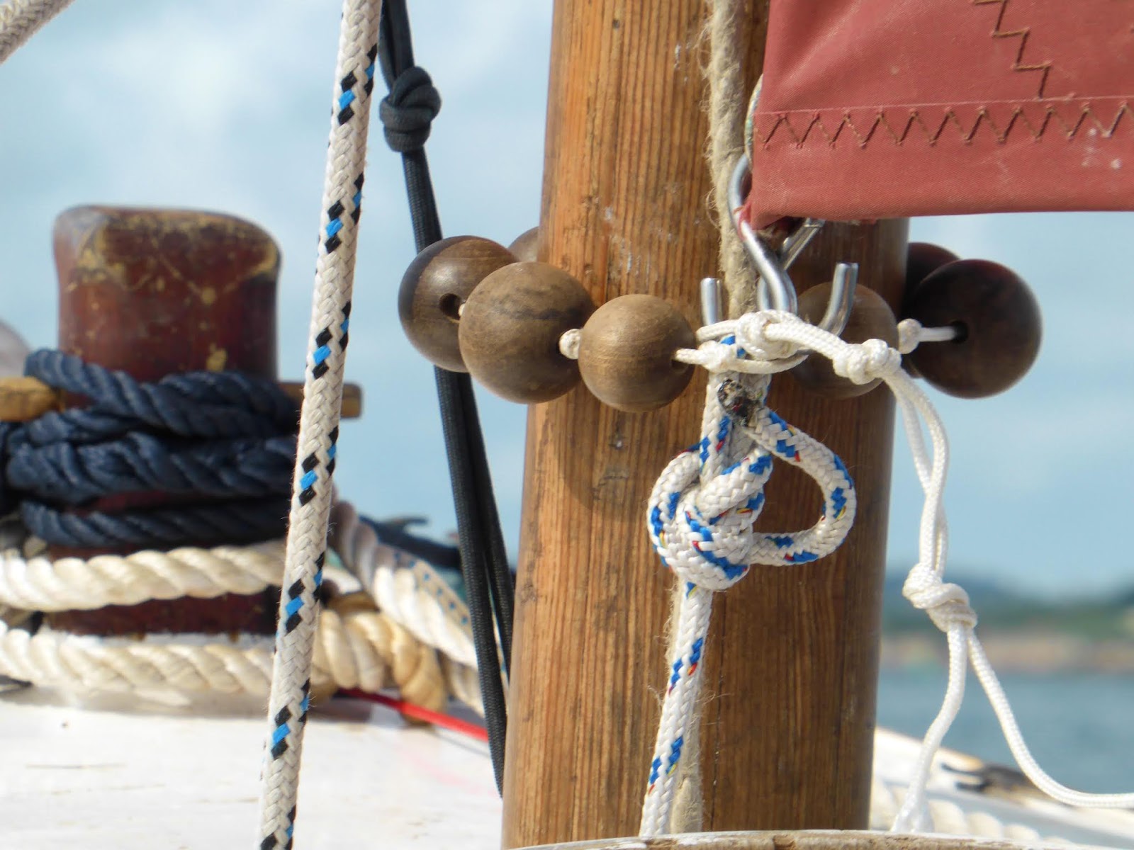 Arwen's meanderings: Dinghy cruising: reefing a standing lug sail and ...