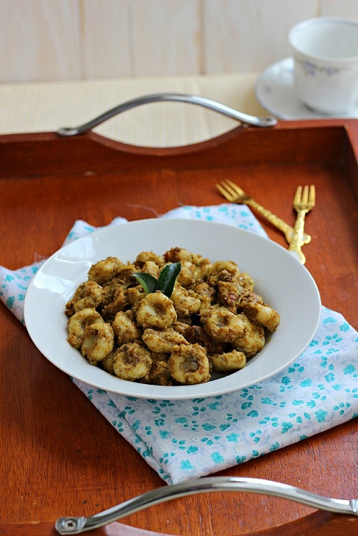 RUCHI: Kozhi Pidi/ Irachi pidi/ Rice dumplings in Chicken gravy