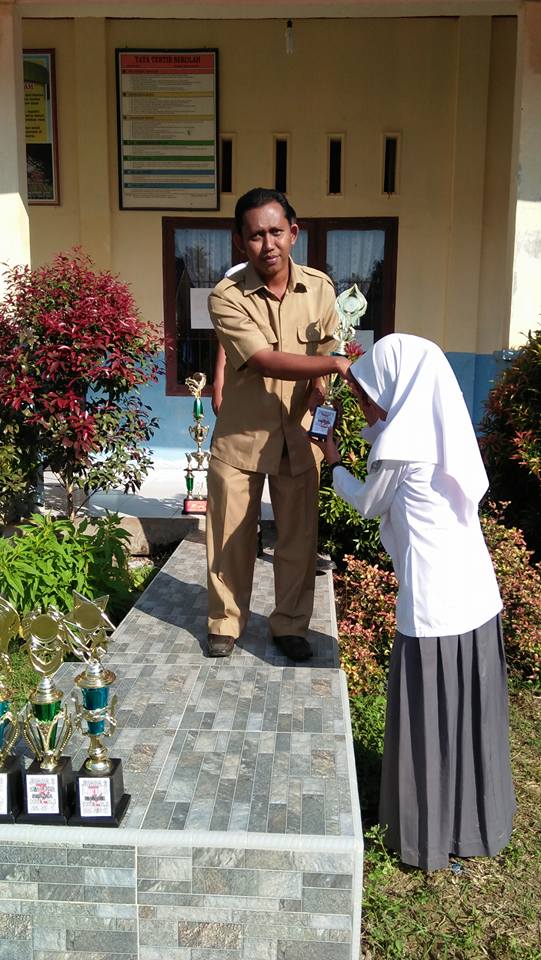 Simbolis Penyerahan Piala Juara Kepada para pemenang di acara HUT RI ke ...