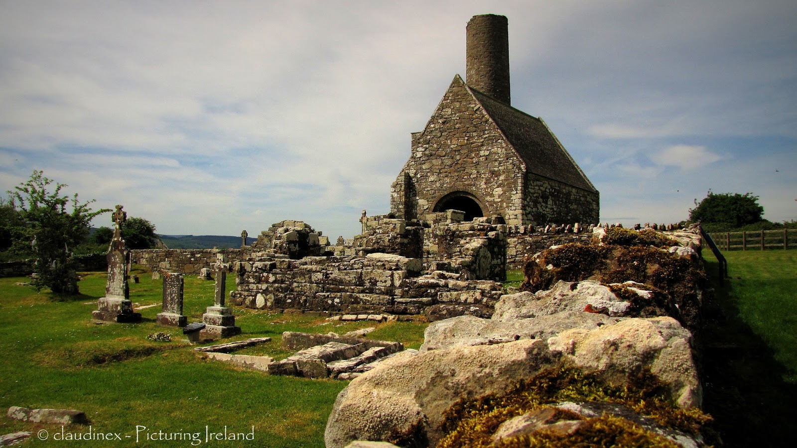Picturing Ireland : Inis Cealtra, the "Holy Island" in Lough Derg, Co ...