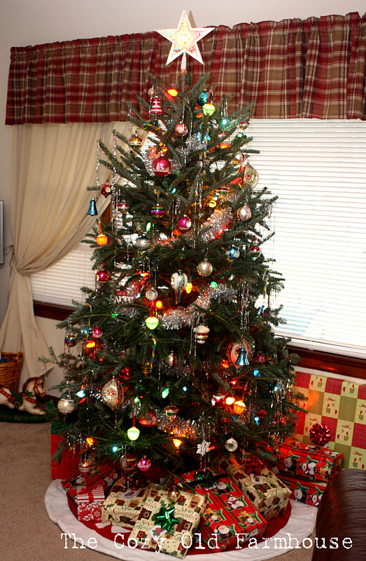 The Cozy Old "Farmhouse": A Vintage Christmas Tree