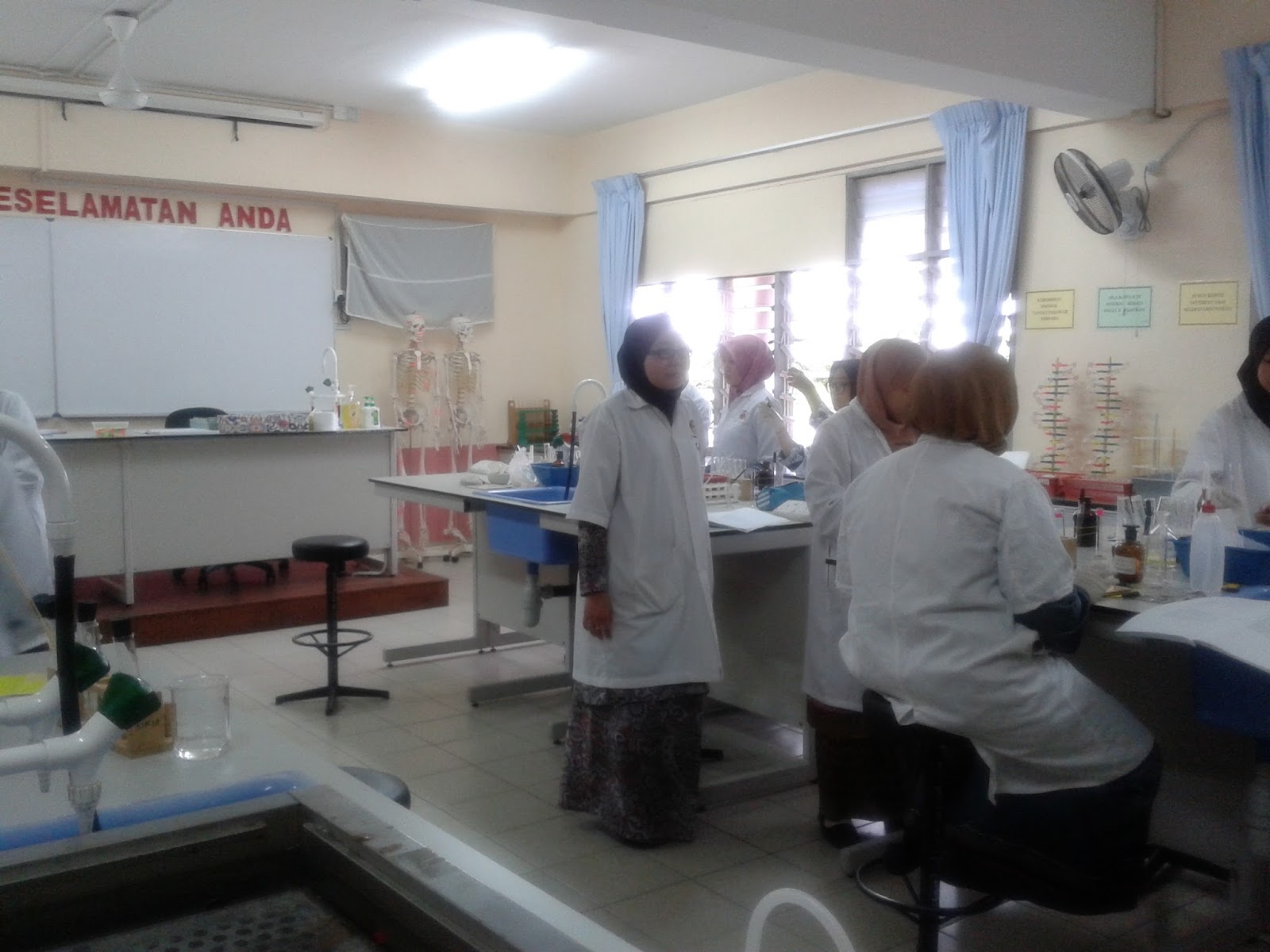 Makmal Sains Sekolah