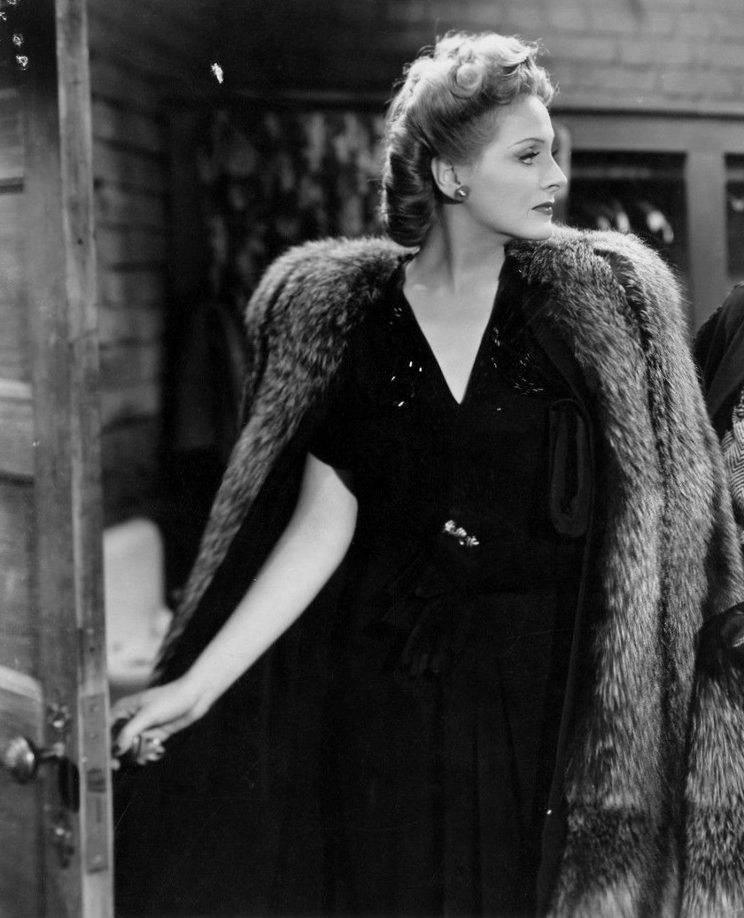 Slice of Cheesecake: Constance Moore, pictorial