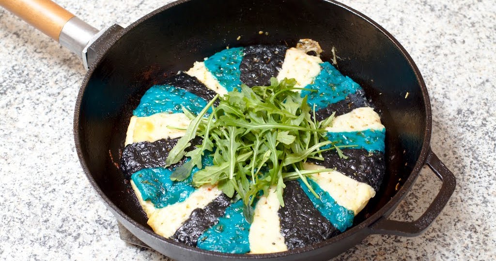 kruusaauk: Sini-must-valge juustupitsa ja Margherita