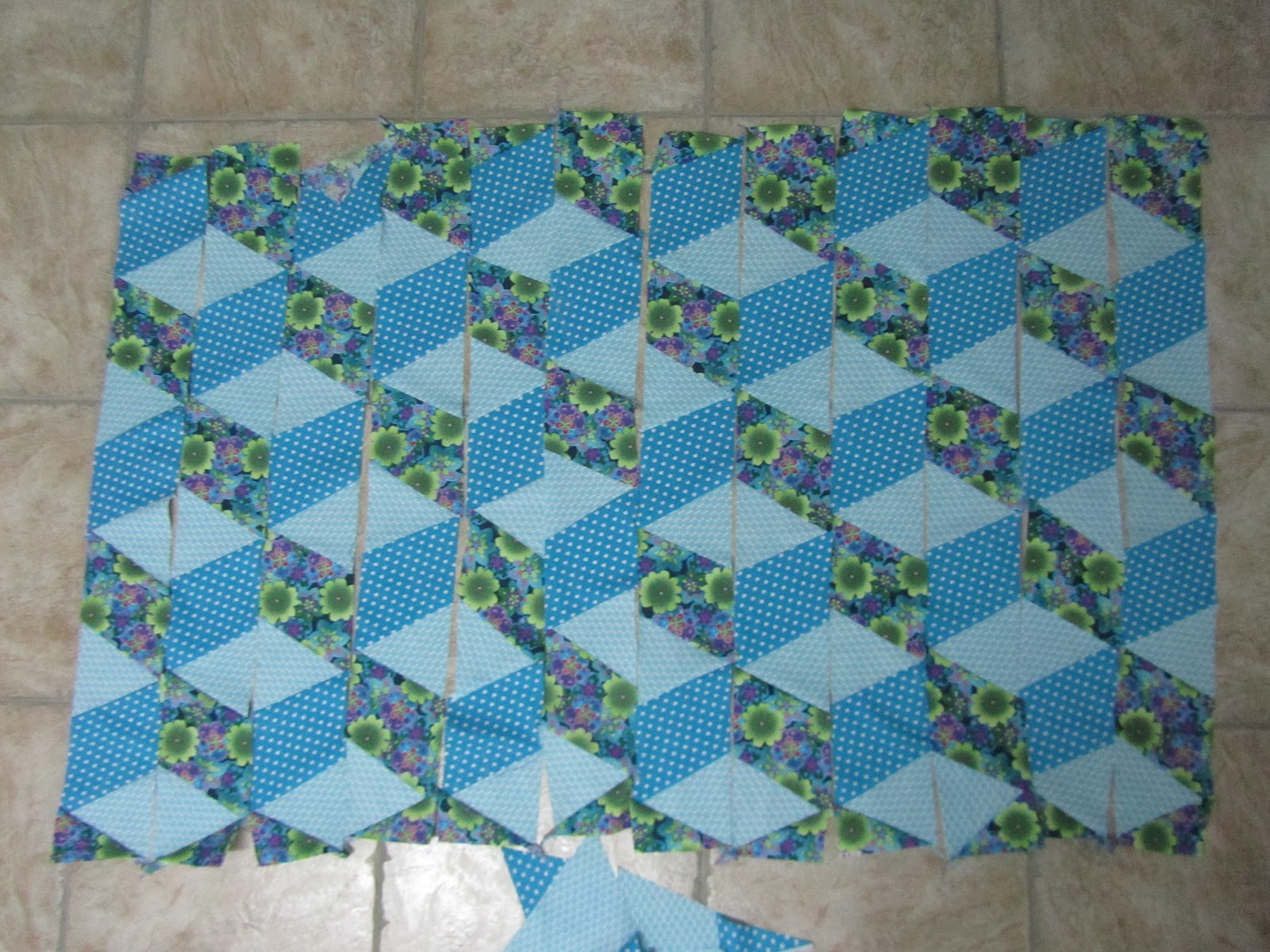 Arco-Iris a Metro ****** Patchwork & Quilting em Portugal: Cubos e mais cubos...