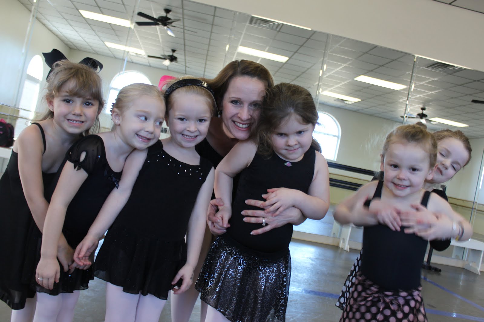 Mojoy: Ellie's Dance Class with Miss Linda Lou