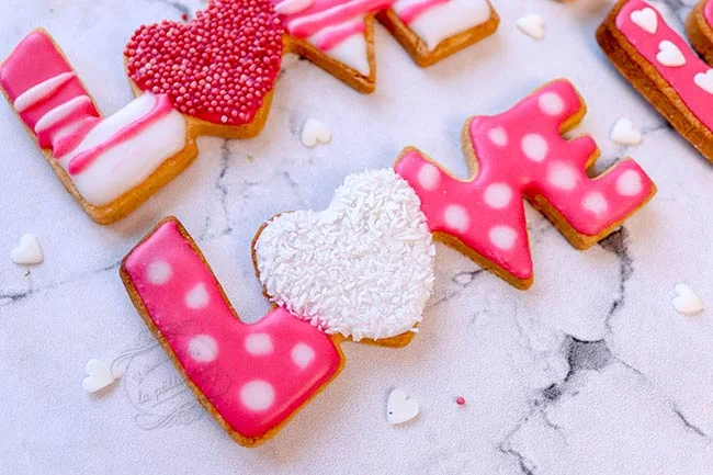 Biscuits décorés LOVE - Recette Saint Valentin : Il était une fois la ...