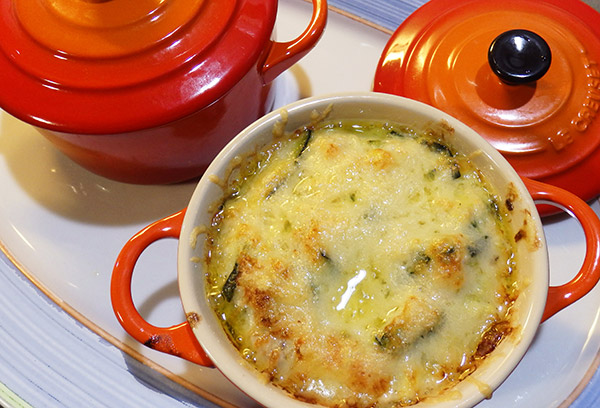 PECHUGA DE POLLO CON CALABACINES GRATINADA