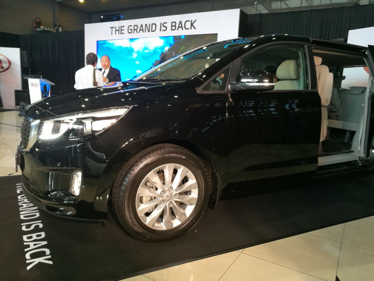 Motoring-Malaysia: Naza Kia Launches The All New Grand Carnival