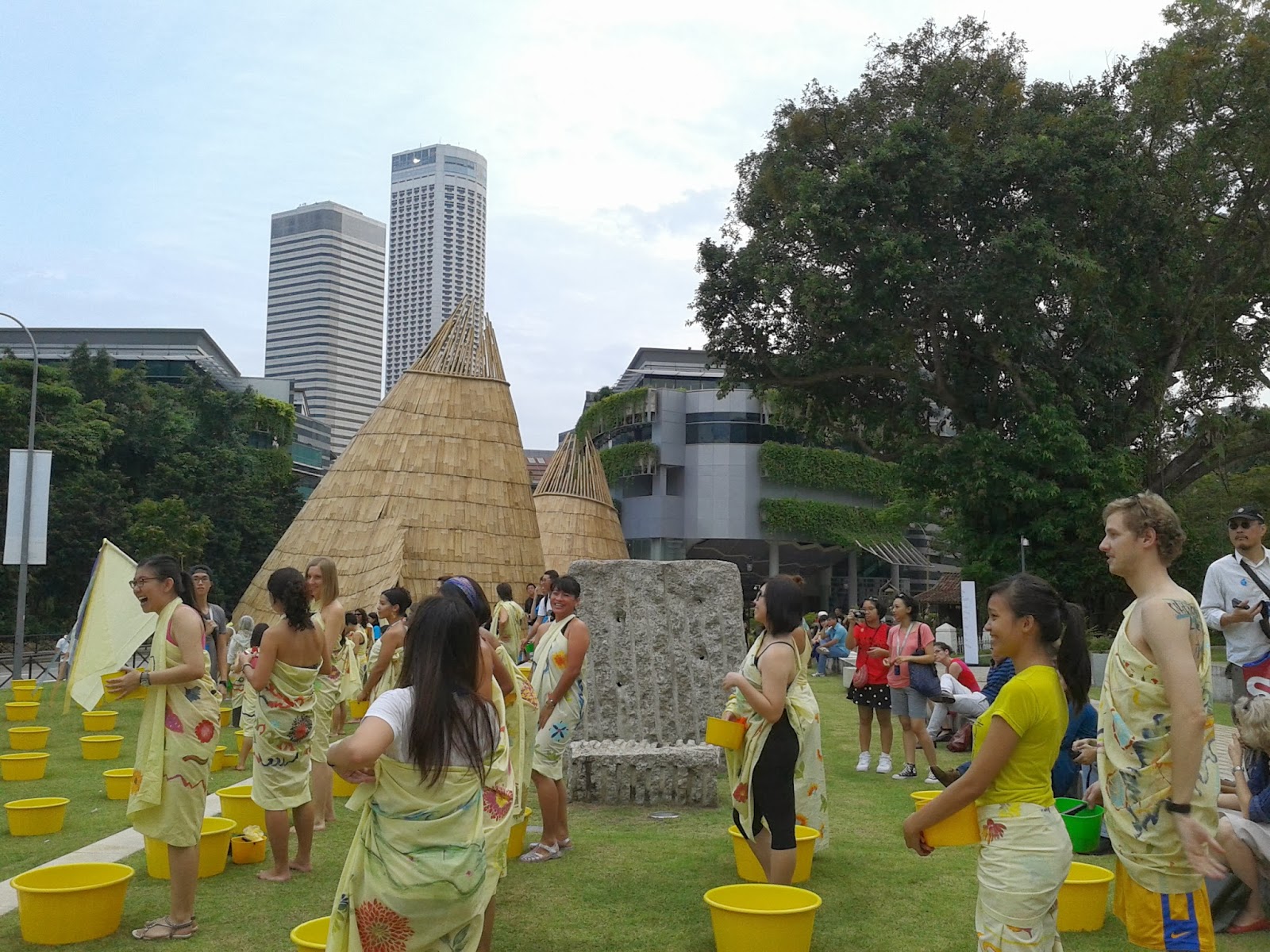 从夜暮到黎明 From dusk to dawn : 花浴 Mandi Bunga (Flower bath)