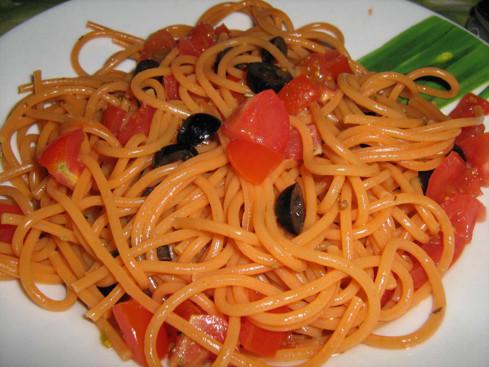 Primi: Spaghetti piccanti pomodoro e olive nere