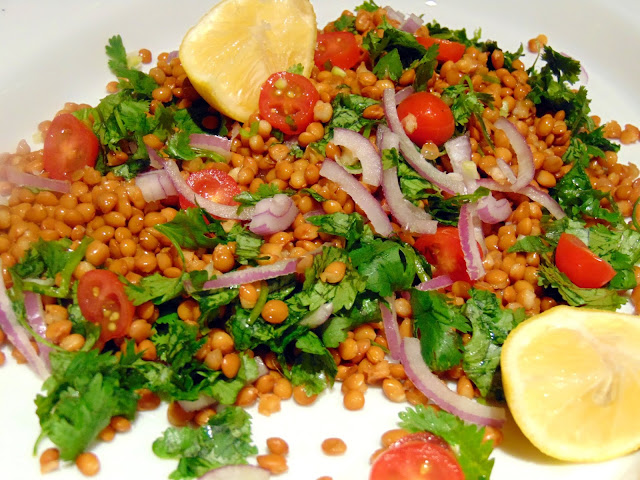 Salade de lentilles, oignon rouge et coriandre