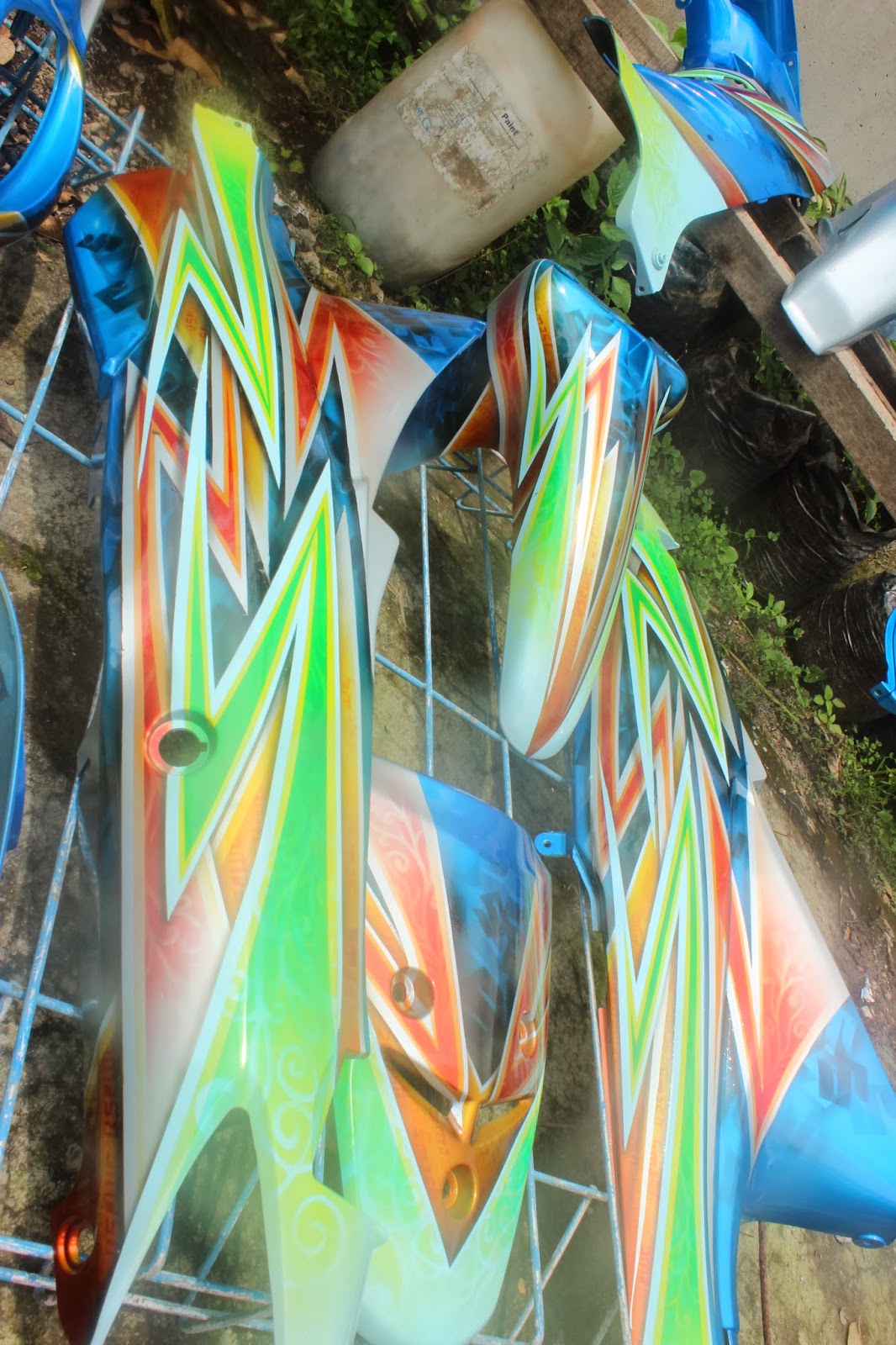 DUNIA MODIFIKASI MOTOR: AIRBRUSH GRAFIS