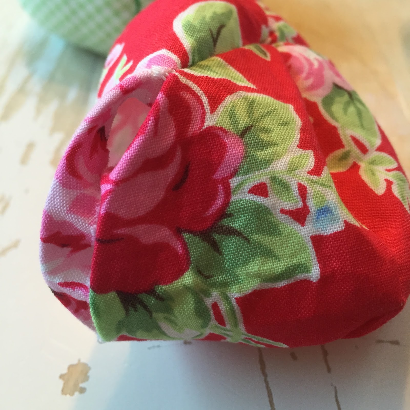 BumbleDo: Tomato Pin Cushion Pattern and Free Printable