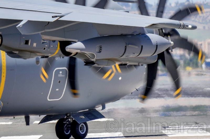 Poderío Militar: Primer A400M de serie con los pods de reabastecimiento ...