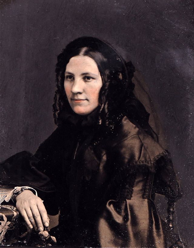 Victorian Widows: Graceful Photos of Young Women in Mourning Dresses ...