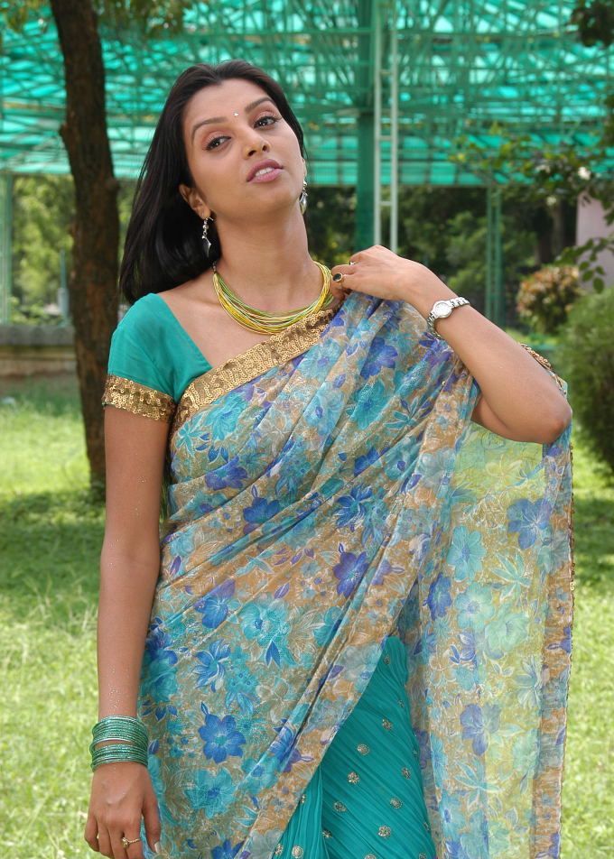 LATEST MOVIE MASALA: MANJULIKA CUTE ACTRESS IN SAREE