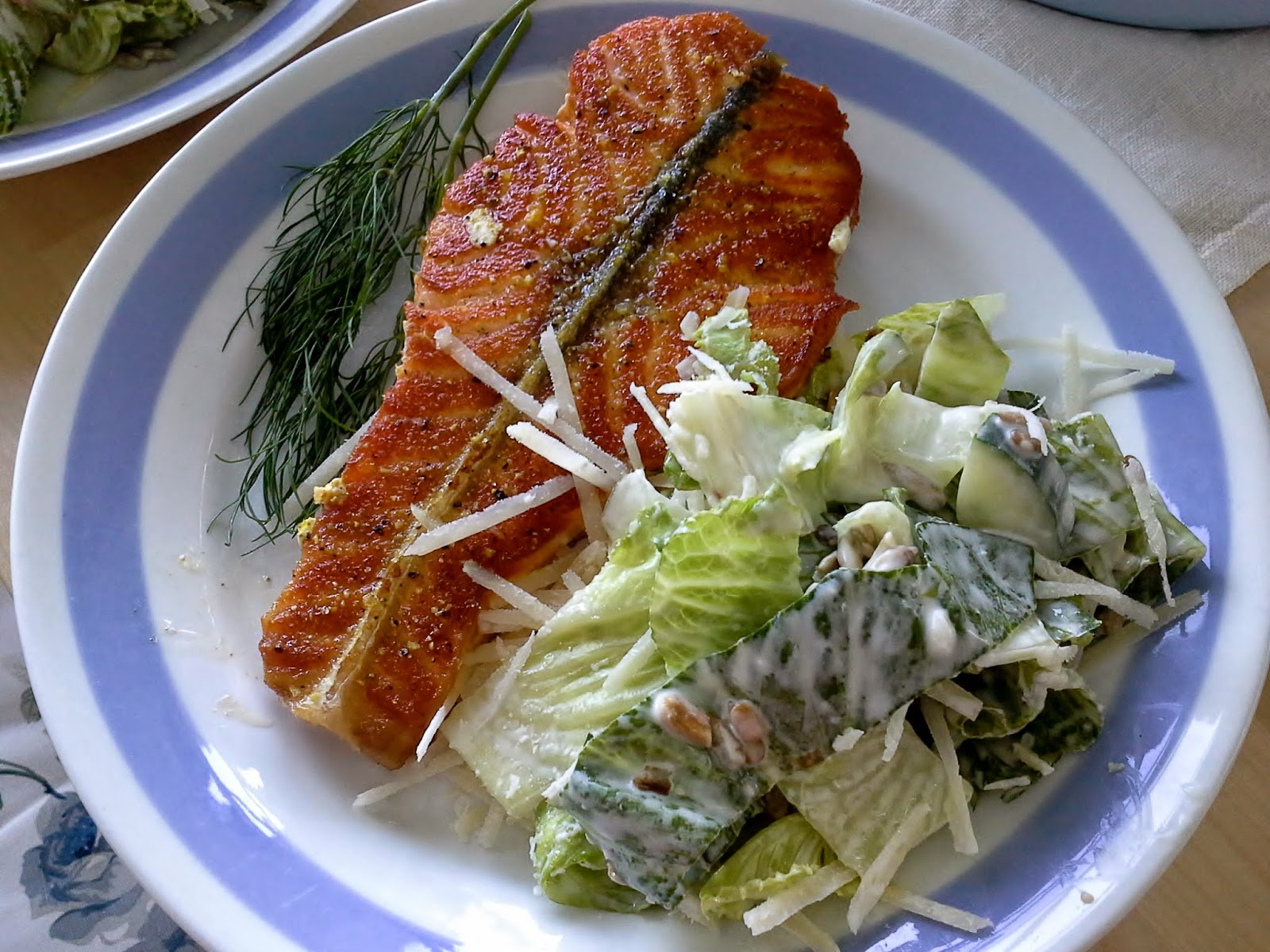 Huvilaelämää ja mökkiruokaa: Lohimedaljongit ja Caesar-salaatti