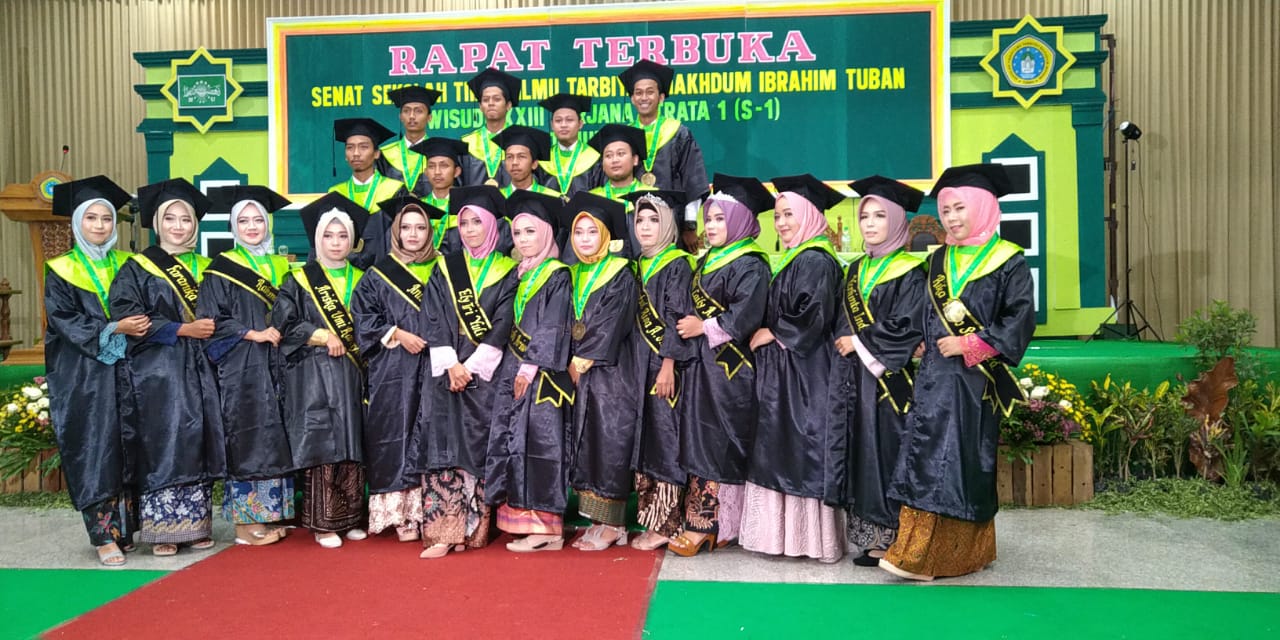 Resmi, Mahasiswa Raih Gelar Sarjana