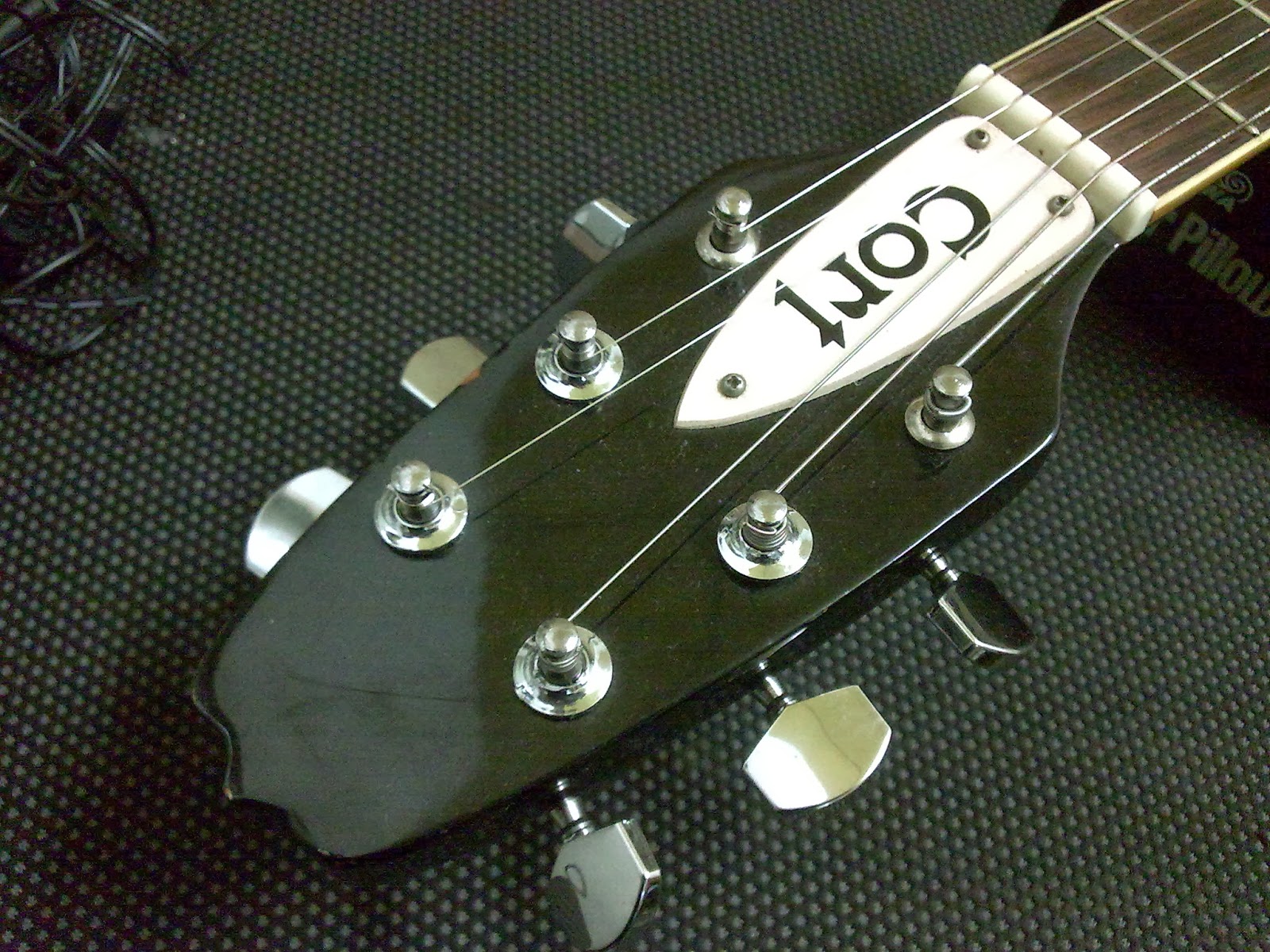 Membaiki alatan muzik : Cort Effector Explorer