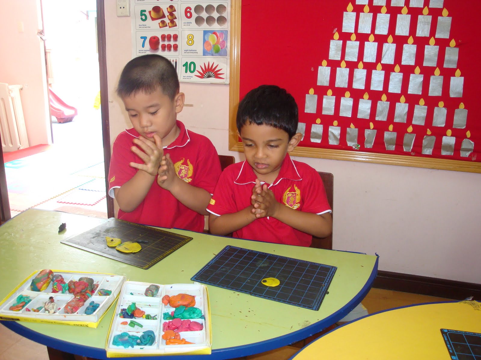 TAK K1 Class Blog: "Nặn con gà - con công."