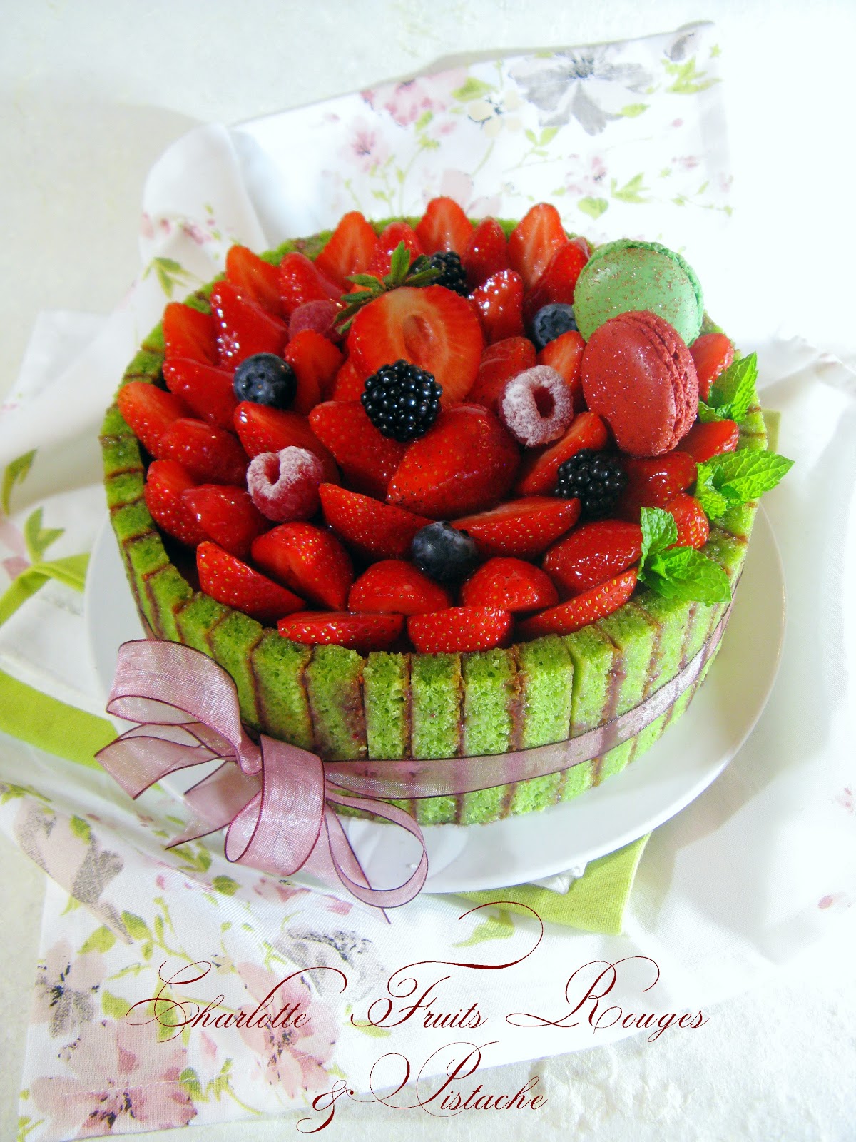 J'en reprendrai bien un bout...: Charlotte Fruits Rouges & Pistache