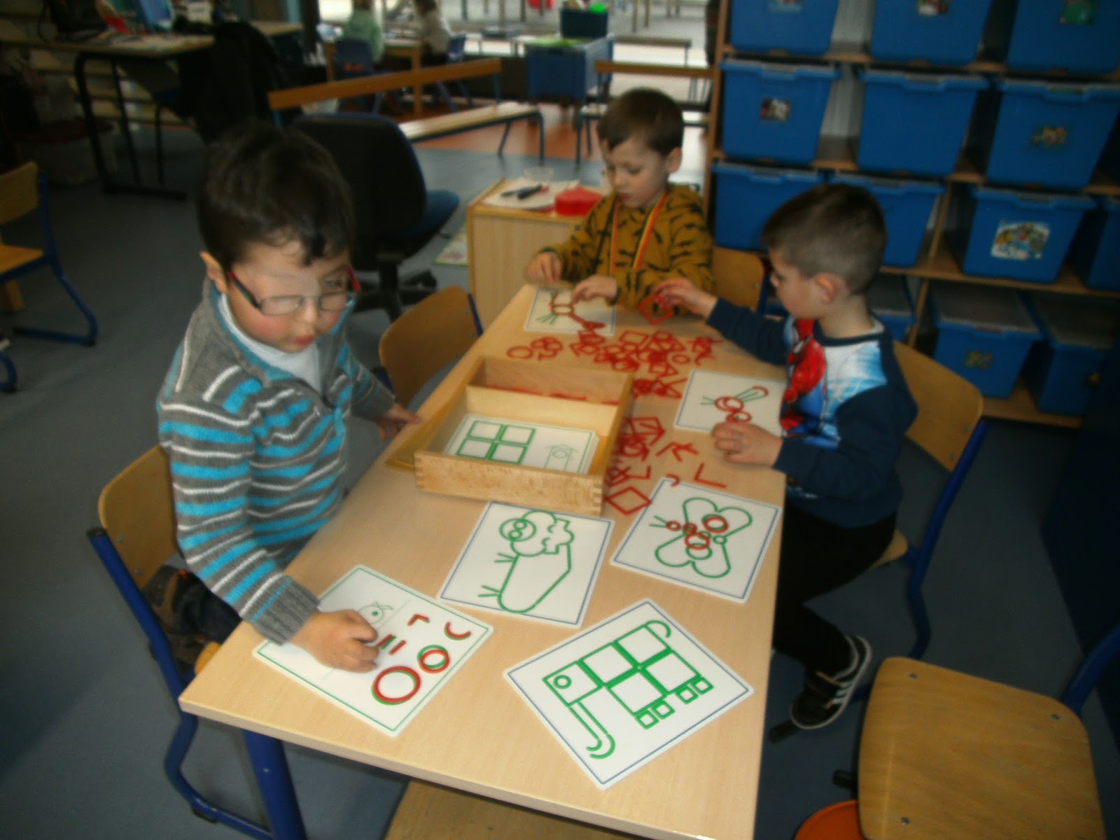 't Stokpaardje tweede kleuterklas: Thema : Kleuren en vormen