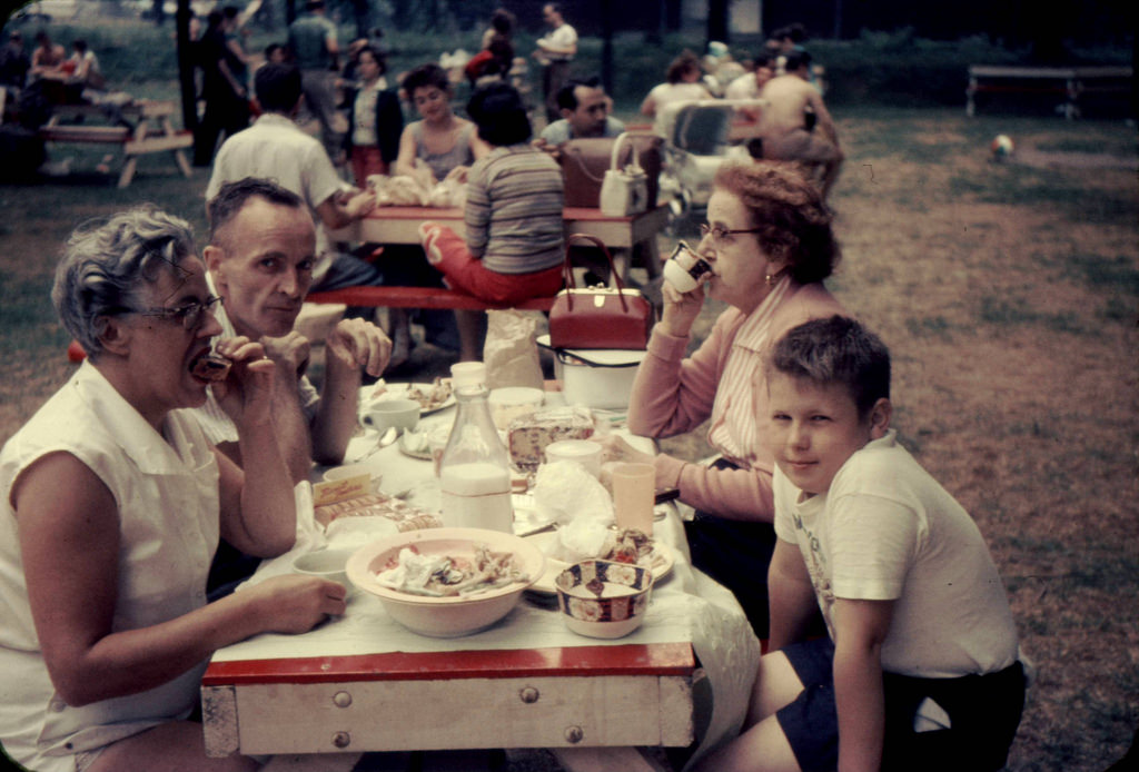 25 Beautiful Color Photos That Capture Everyday Life of Toronto During ...