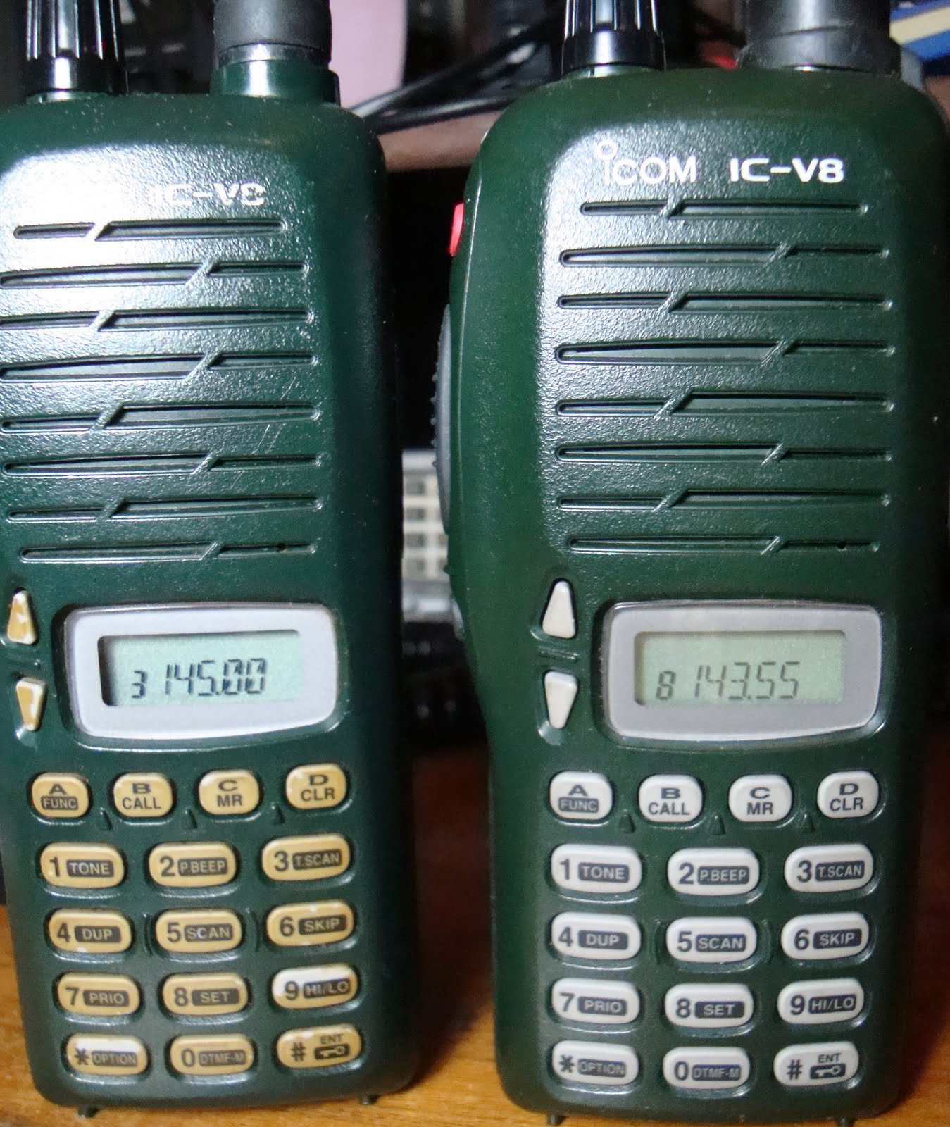 RADIO SELLER: Icom V8 double in one charge ( Sold )