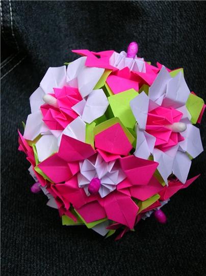 Origami Maniacs: What is a Kusudama?