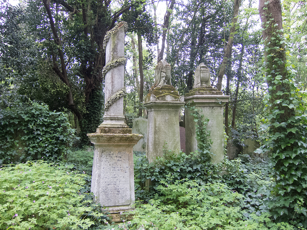 Paris Cemeteries: Highate Cemetery in London - the west side